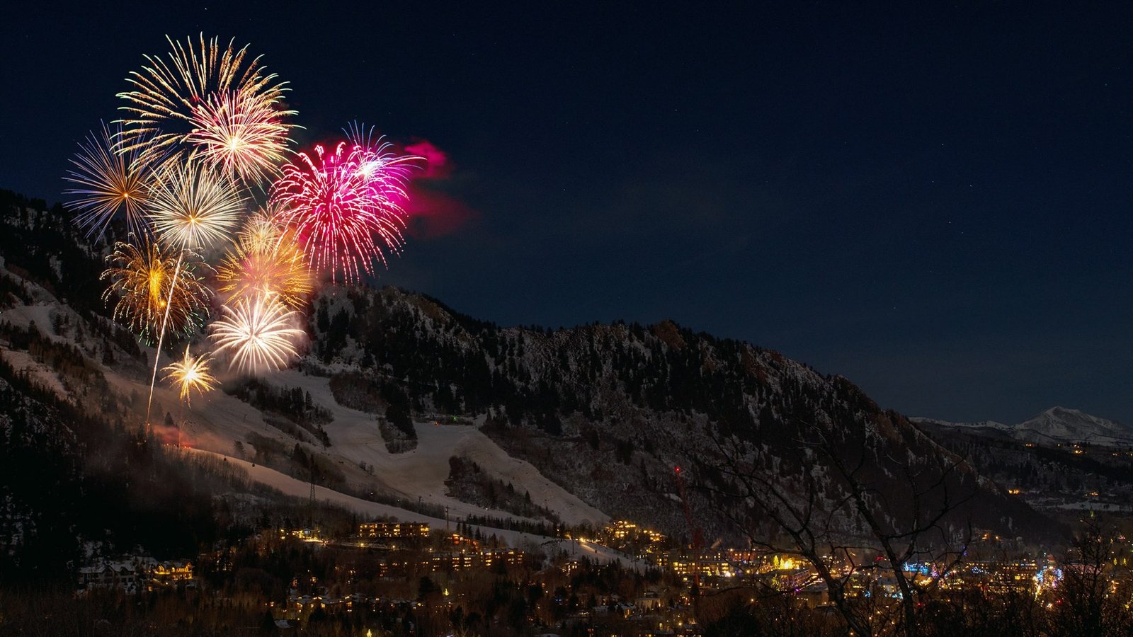 Learn How to Photograph Fireworks at Night - ShutterRelease